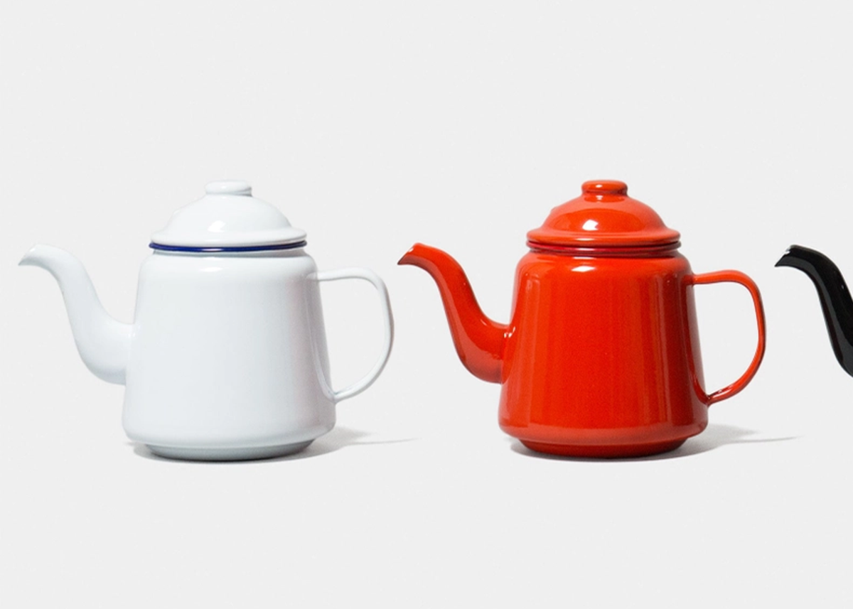 Enamel Tea Pot (White/Blue Rim) – Woodland Mod